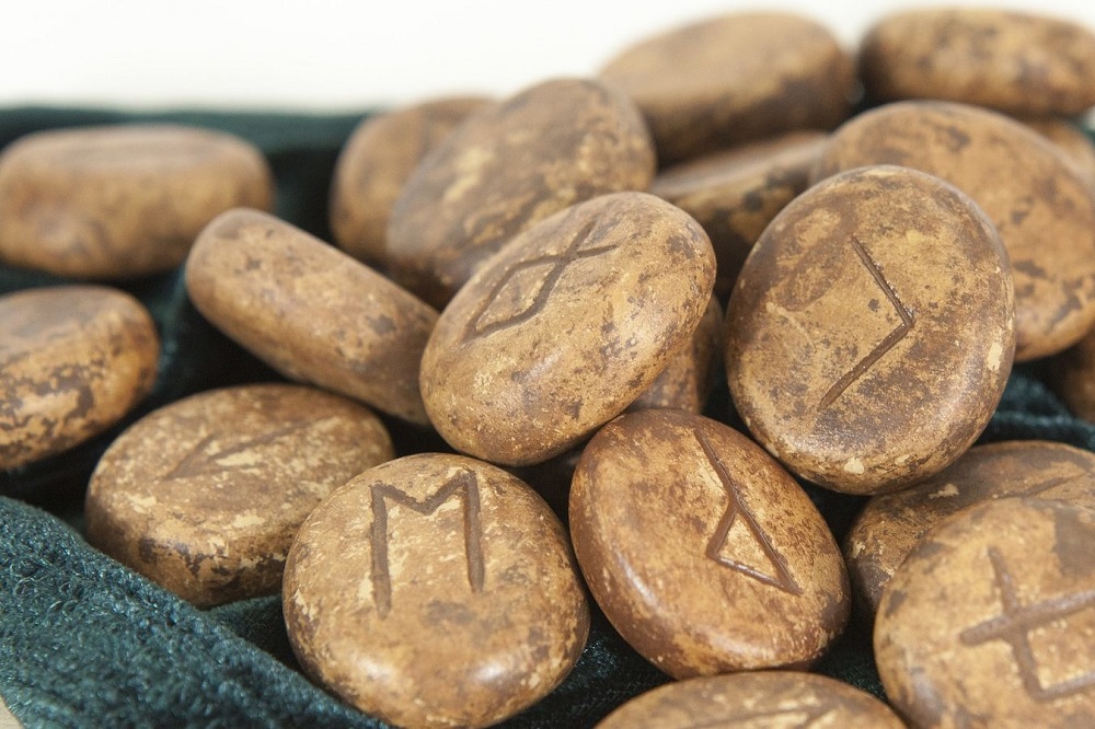 Los 5 mejores libros para interpretar las runas - 5libros